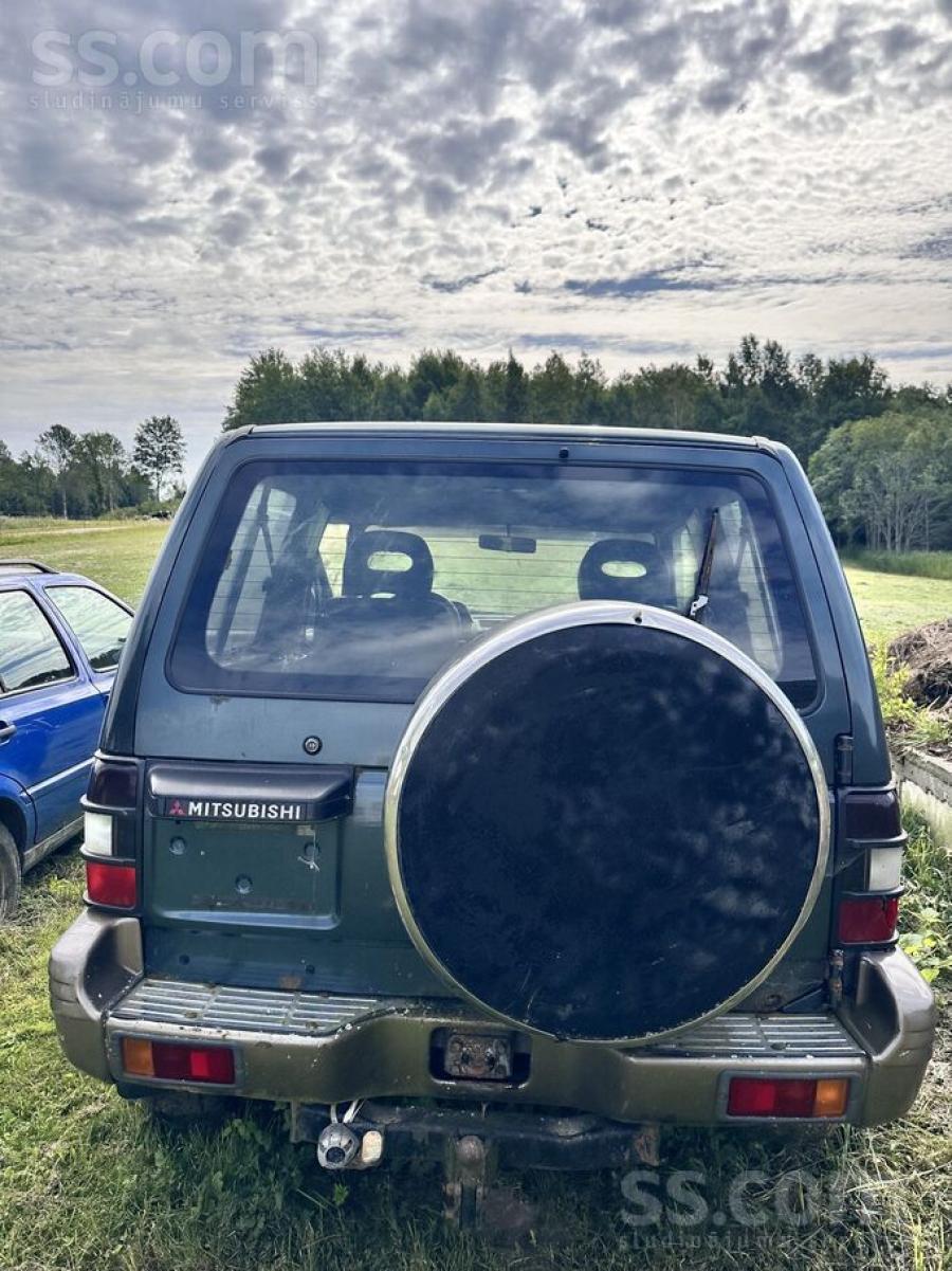 Green Mitsubishi Pajero 1995 in Kraslava, with an engine capacity of 2.50 L and mileage of 310 thousand km for 1300 €, photo 5 on AUTOMOTO.COM.LV