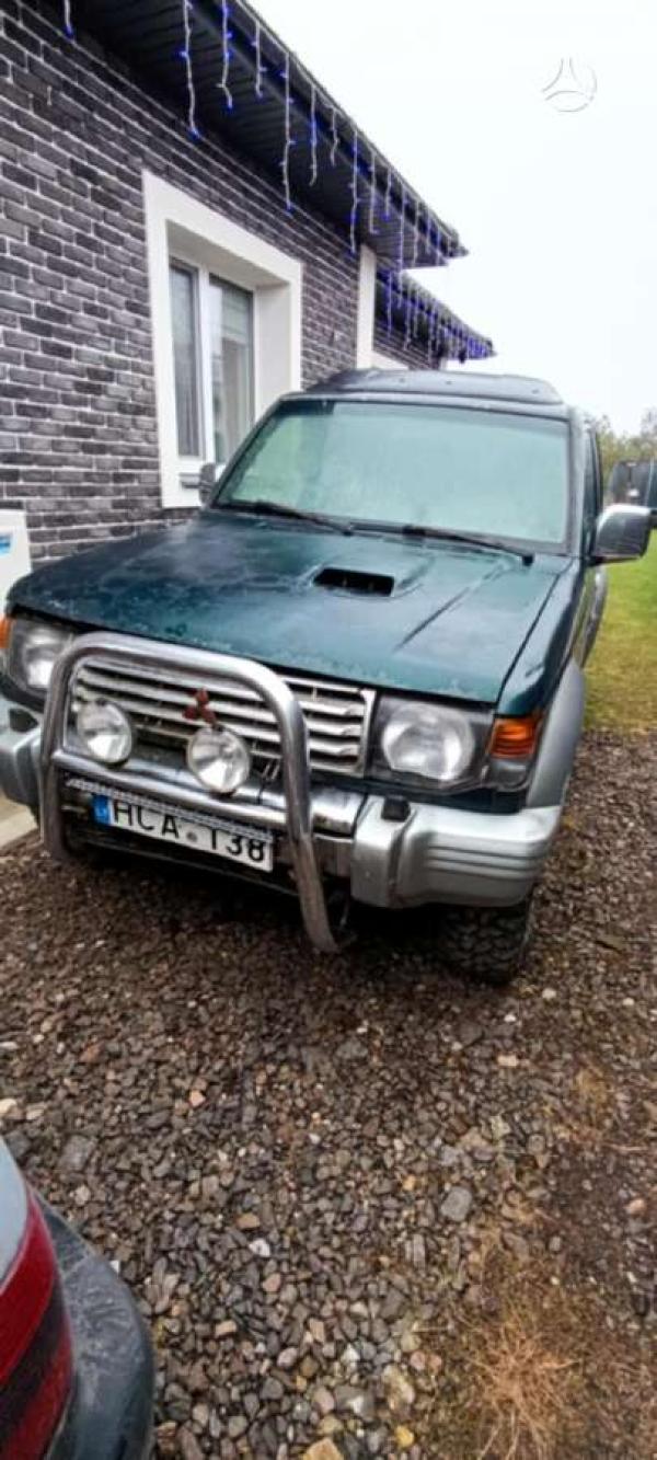 Zaļš Mitsubishi Pajero 1996 Viļņa, ar dzinēja tilpumu 2.80 L un nobraukumu 300 tūkst. km par 2800 €, foto 1 vietnē AUTOMOTO.COM.LV