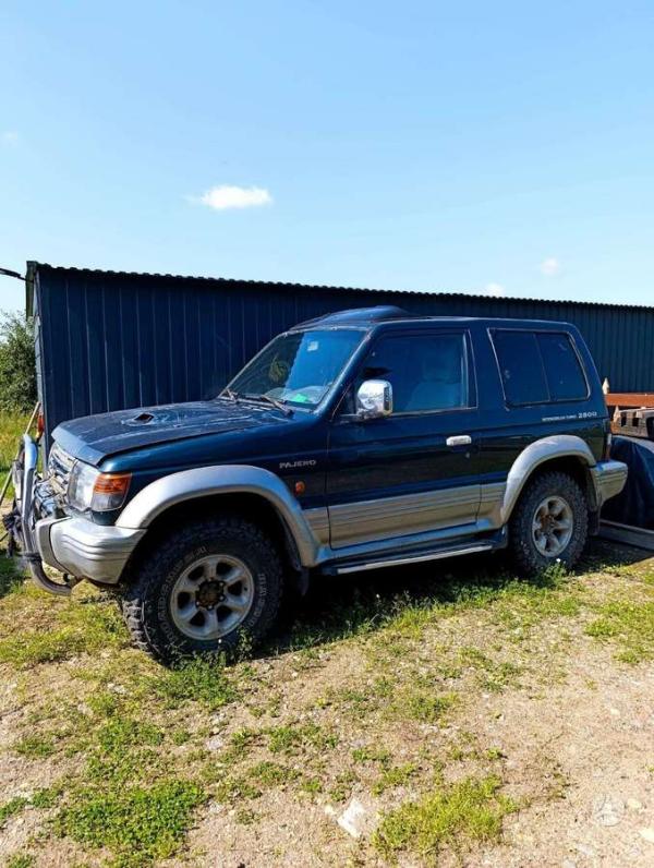 Zaļš Mitsubishi Pajero 1996 Viļņa, ar dzinēja tilpumu 2.80 L un nobraukumu 300 tūkst. km par 2800 €, foto 10 vietnē AUTOMOTO.COM.LV
