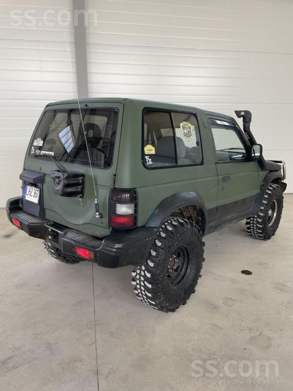 Green Mitsubishi Pajero 1998 in Balvi, with an engine capacity of 2.80 L and mileage of 210 thousand km for 3499 €, photo 3 on AUTOMOTO.COM.LV