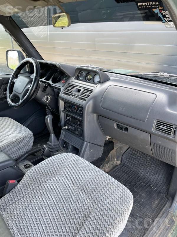 Green Mitsubishi Pajero 1998 in Balvi, with an engine capacity of 2.80 L and mileage of 210 thousand km for 3499 €, photo 5 on AUTOMOTO.COM.LV