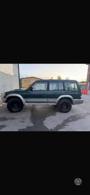 Green Mitsubishi Pajero 1999 in Kelme, with an engine capacity of 2.84 L and mileage of 424 thousand km for 3850 €, photo 7 on AUTOMOTO.COM.LV