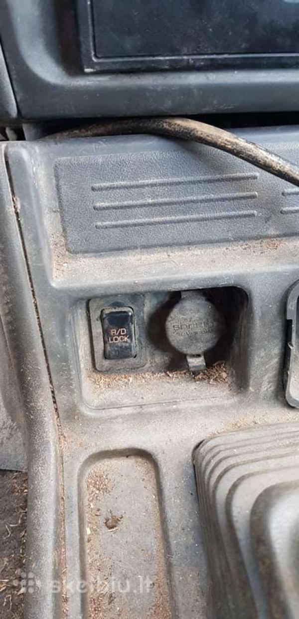 Zaļš Mitsubishi Pajero 1999 Kupiškis, ar dzinēja tilpumu 2.80 L un nobraukumu 300 tūkst. km par 800 €, foto 6 vietnē AUTOMOTO.COM.LV