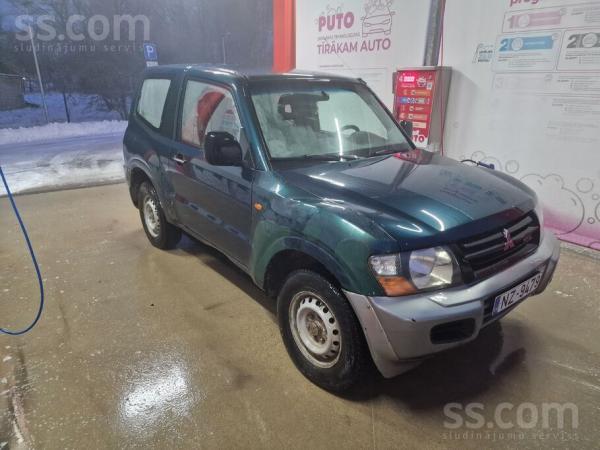 Green Mitsubishi Pajero 2001 in Talsi, with an engine capacity of 3.20 L and mileage of 306 thousand km for 2500 €, photo 2 on AUTOMOTO.COM.LV