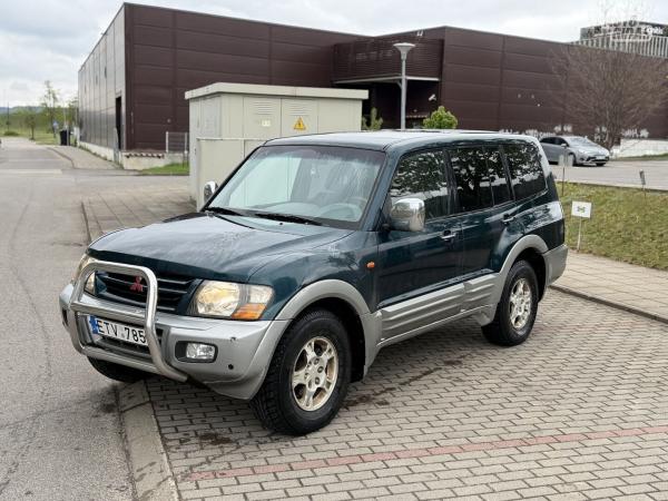 Green Mitsubishi Pajero 2001 in Vilnius, with an engine capacity of 3.20 L and mileage of 265 thousand km for 2400 €, photo 2 on AUTOMOTO.COM.LV