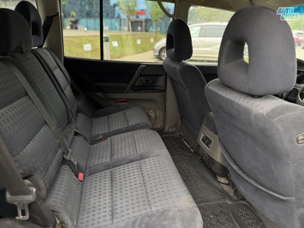 Green Mitsubishi Pajero 2001 in Vilnius, with an engine capacity of 3.20 L and mileage of 265 thousand km for 2400 €, photo 7 on AUTOMOTO.COM.LV