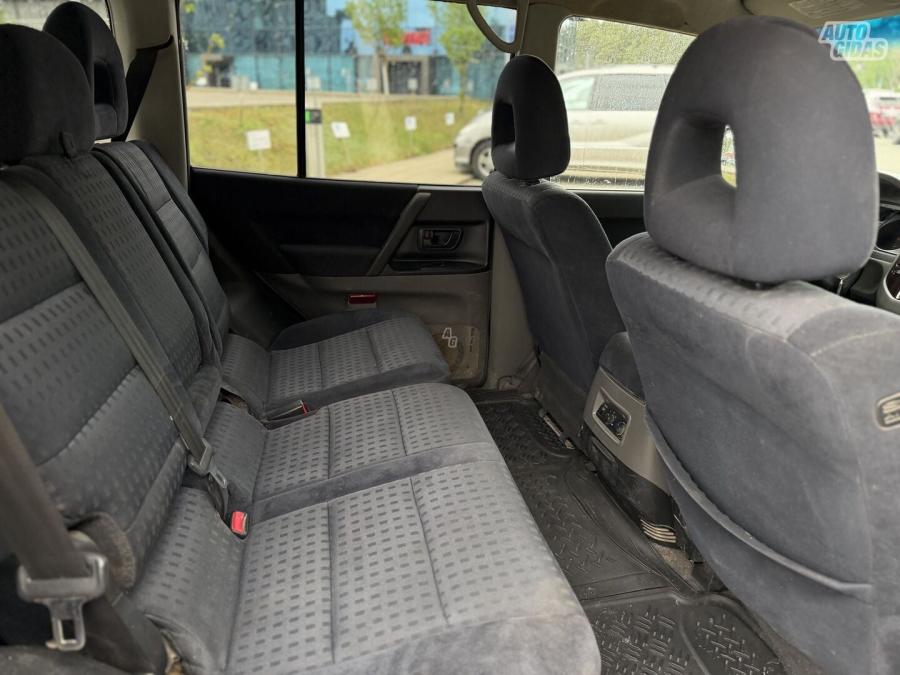 Green Mitsubishi Pajero 2001 in Vilnius, with an engine capacity of 3.20 L and mileage of 265 thousand km for 2400 €, photo 8 on AUTOMOTO.COM.LV