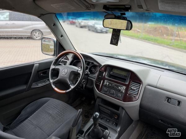 Green Mitsubishi Pajero 2001 in Vilnius, with an engine capacity of 3.20 L and mileage of 265 thousand km for 2400 €, photo 8 on AUTOMOTO.COM.LV