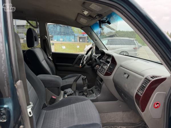 Green Mitsubishi Pajero 2001 in Vilnius, with an engine capacity of 3.20 L and mileage of 265 thousand km for 2400 €, photo 9 on AUTOMOTO.COM.LV