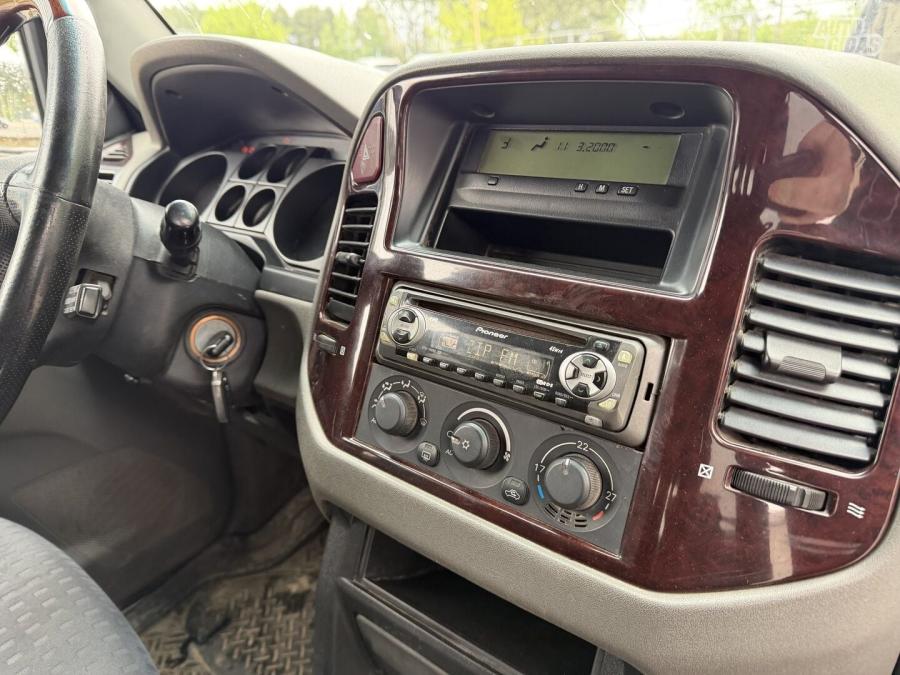 Green Mitsubishi Pajero 2001 in Vilnius, with an engine capacity of 3.20 L and mileage of 265 thousand km for 2400 €, photo 12 on AUTOMOTO.COM.LV
