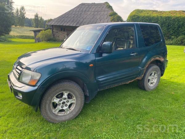 Green Mitsubishi Pajero 2001 in Cesis, with an engine capacity of 3.20 L and mileage of 303 thousand km for 2300 €, photo 3 on AUTOMOTO.COM.LV