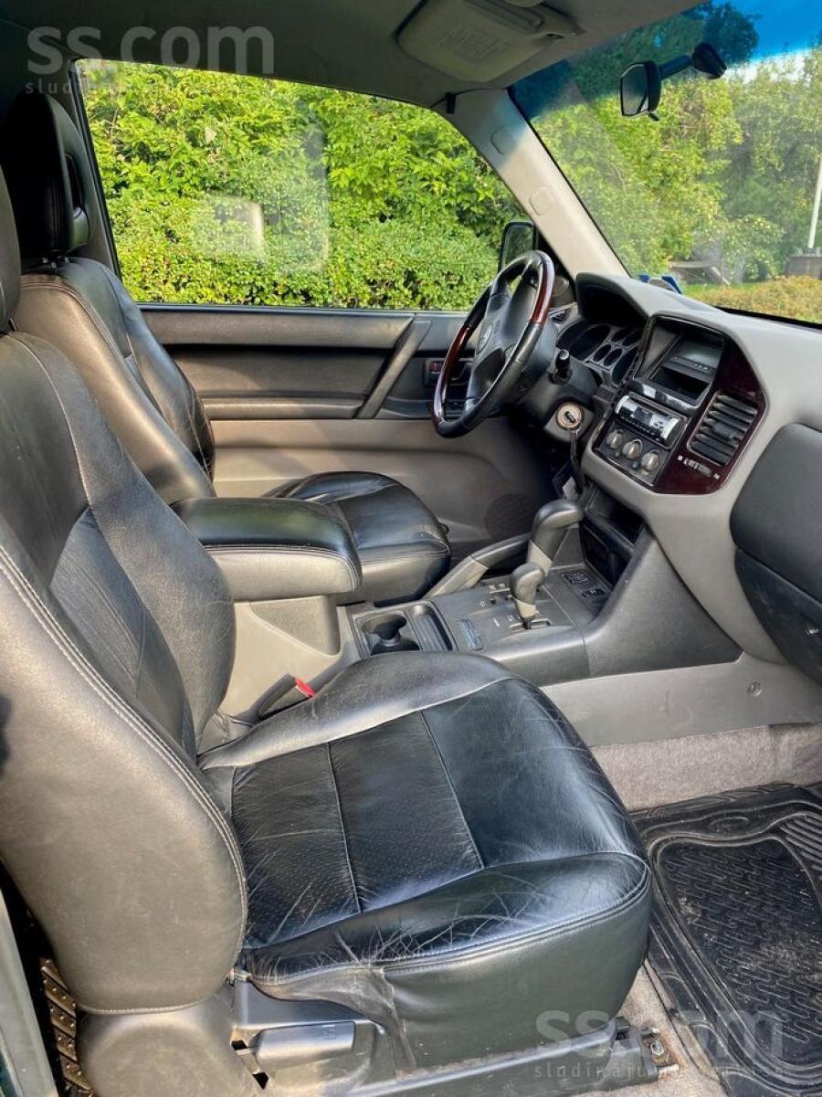 Green Mitsubishi Pajero 2001 in Cesis, with an engine capacity of 3.20 L and mileage of 303 thousand km for 1500 €, photo 7 on AUTOMOTO.COM.LV