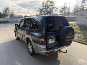 Green Mitsubishi Pajero 2002 in Vilnius, with an engine capacity of 3.20 L and mileage of 320 thousand km for 2850 €, photo 3 on AUTOMOTO.COM.LV