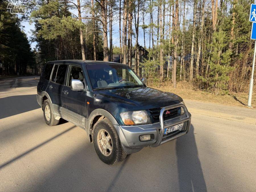 Green Mitsubishi Pajero 2002 in Vilnius, with an engine capacity of 3.20 L and mileage of 320 thousand km for 2850 €, photo 5 on AUTOMOTO.COM.LV