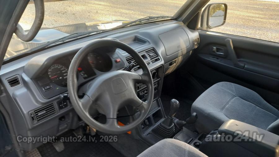 Zaļš Mitsubishi Pajero 2002 Tartu, ar dzinēja tilpumu 2.50 L un nobraukumu 121 tūkst. km par 8900 €, foto 5 vietnē AUTOMOTO.COM.LV