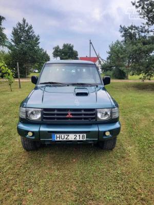 Green Mitsubishi Pajero 2003 in Vilnius, with an engine capacity of 2.50 L and mileage of 254 thousand km for 4300 €, photo 3 on AUTOMOTO.COM.LV