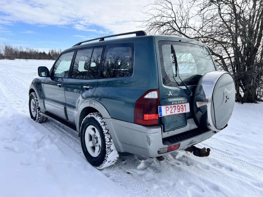 Green Mitsubishi Pajero 2005 in Marijampole, with an engine capacity of 3.20 L and mileage of 230 thousand km for 3800 €, photo 3 on AUTOMOTO.COM.LV