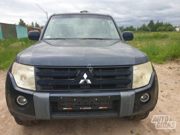 Green Mitsubishi Pajero 2007 in Vilnius, with an engine capacity of 3.20 L and mileage of 201 thousand km for 500 €, photo 1 on AUTOMOTO.COM.LV