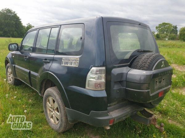 Green Mitsubishi Pajero 2007 in Vilnius, with an engine capacity of 3.20 L and mileage of 201 thousand km for 500 €, photo 4 on AUTOMOTO.COM.LV