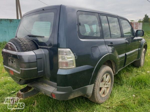Green Mitsubishi Pajero 2007 in Vilnius, with an engine capacity of 3.20 L and mileage of 201 thousand km for 500 €, photo 5 on AUTOMOTO.COM.LV