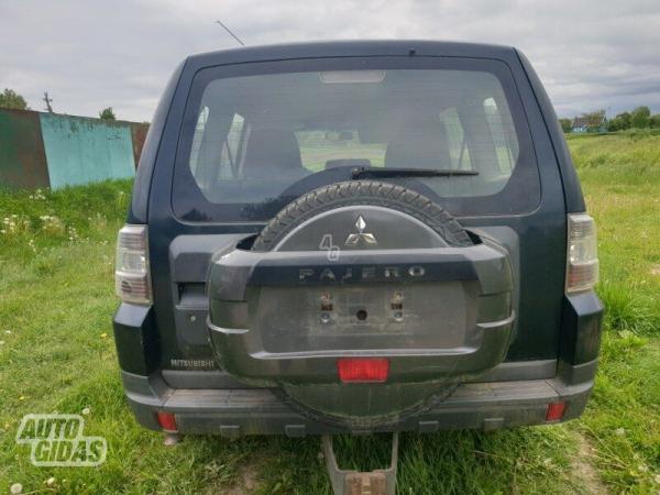 Green Mitsubishi Pajero 2007 in Vilnius, with an engine capacity of 3.20 L and mileage of 201 thousand km for 500 €, photo 6 on AUTOMOTO.COM.LV
