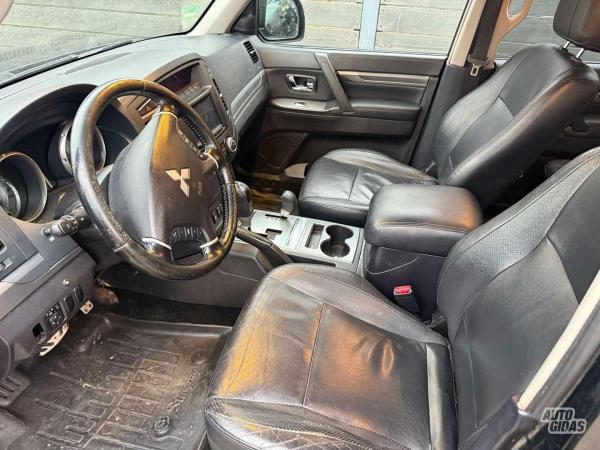 Zaļš Mitsubishi Pajero 2008 Viļņa, ar dzinēja tilpumu 3.20 L un nobraukumu 207 tūkst. km par 8200 €, foto 2 vietnē AUTOMOTO.COM.LV