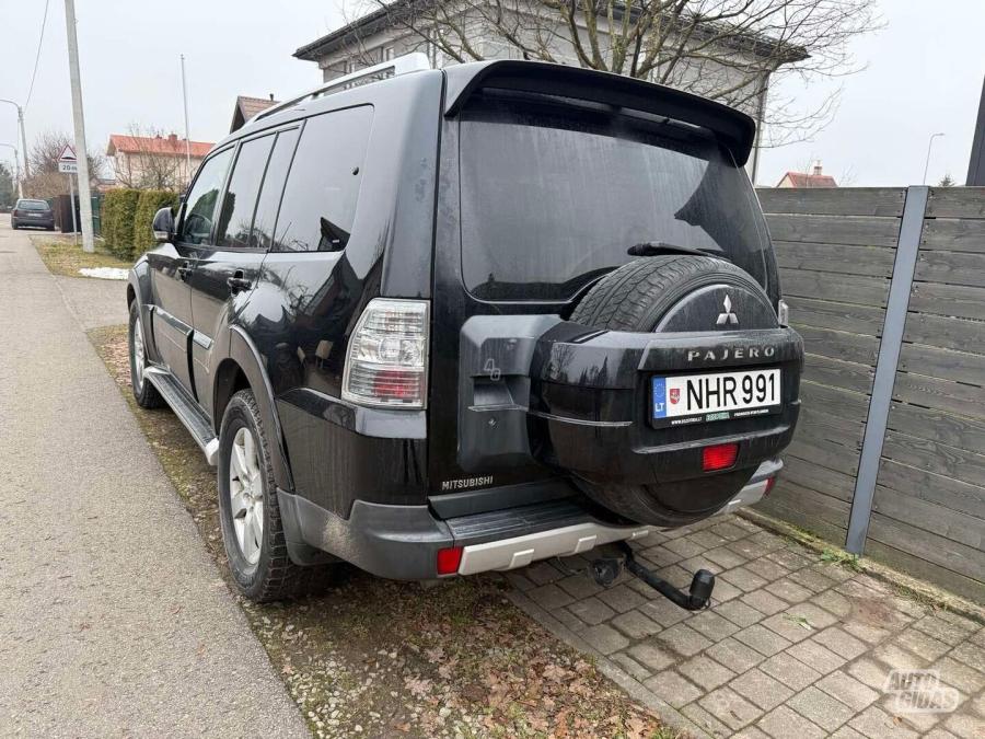 Green Mitsubishi Pajero 2008 in Vilnius, with an engine capacity of 3.20 L and mileage of 207 thousand km for 8200 €, photo 4 on AUTOMOTO.COM.LV