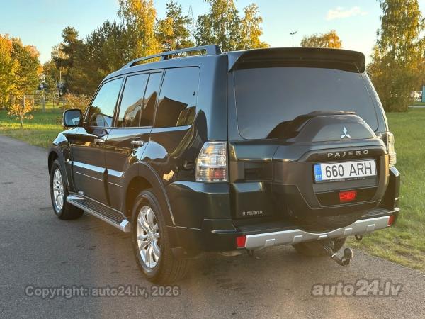 Green Mitsubishi Pajero 2019 in Tallinn, with an engine capacity of 3.20 L and mileage of 74 thousand km for 37990 €, photo 6 on AUTOMOTO.COM.LV