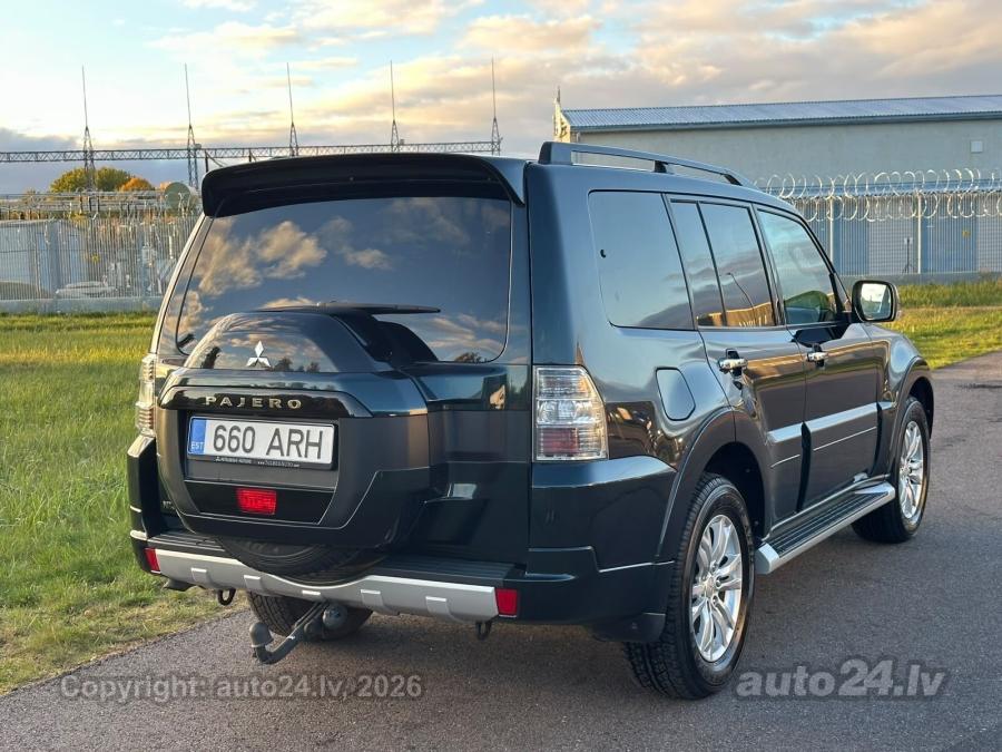 Green Mitsubishi Pajero 2019 in Tallinn, with an engine capacity of 3.20 L and mileage of 74 thousand km for 37990 €, photo 7 on AUTOMOTO.COM.LV