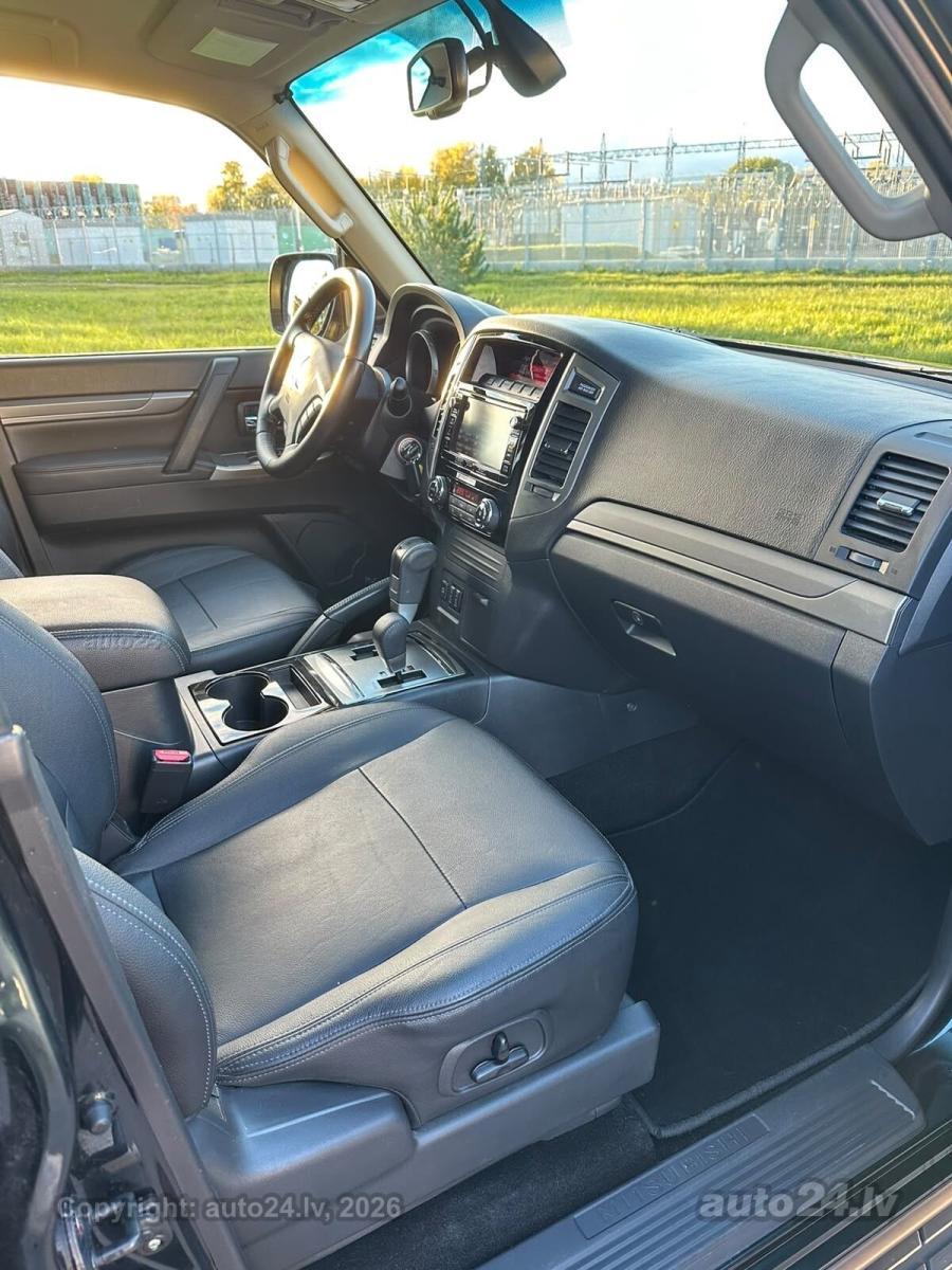 Green Mitsubishi Pajero 2019 in Tallinn, with an engine capacity of 3.20 L and mileage of 74 thousand km for 37990 €, photo 14 on AUTOMOTO.COM.LV