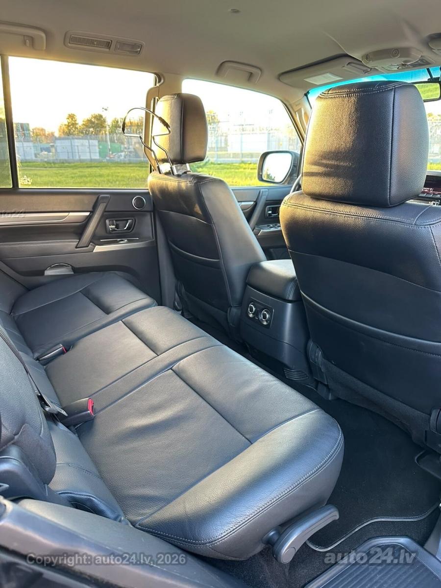 Green Mitsubishi Pajero 2019 in Tallinn, with an engine capacity of 3.20 L and mileage of 74 thousand km for 37990 €, photo 15 on AUTOMOTO.COM.LV