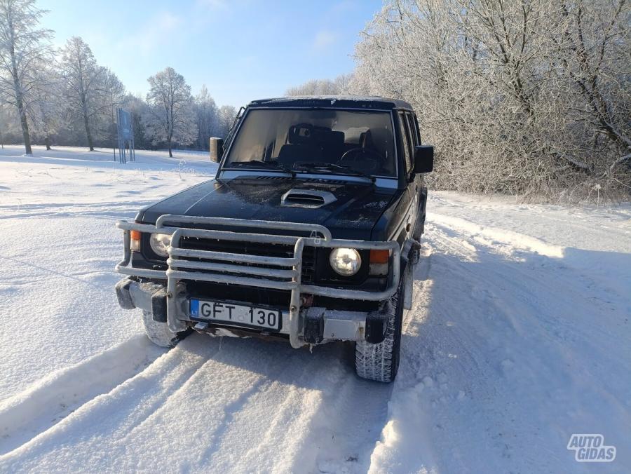 Pelēks Mitsubishi Pajero 1992 Viļņa, ar dzinēja tilpumu 2.50 L un nobraukumu 400 tūkst. km par 2500 €, foto 1 vietnē AUTOMOTO.COM.LV