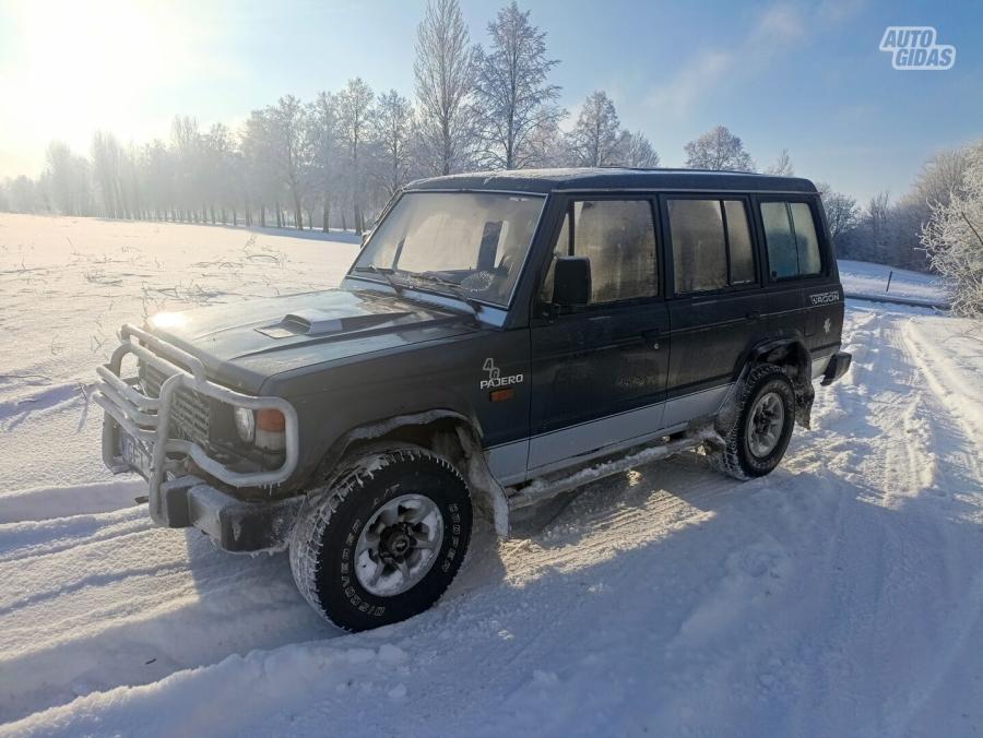 Pelēks Mitsubishi Pajero 1992 Viļņa, ar dzinēja tilpumu 2.50 L un nobraukumu 400 tūkst. km par 2500 €, foto 2 vietnē AUTOMOTO.COM.LV