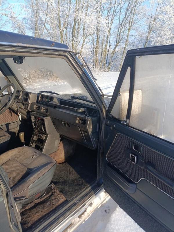 Pelēks Mitsubishi Pajero 1992 Viļņa, ar dzinēja tilpumu 2.50 L un nobraukumu 400 tūkst. km par 2500 €, foto 6 vietnē AUTOMOTO.COM.LV