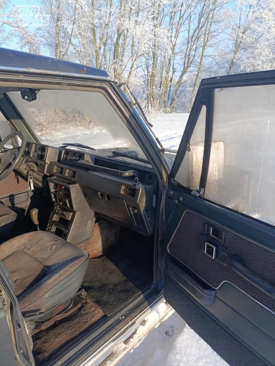 Pelēks Mitsubishi Pajero 1992 Viļņa, ar dzinēja tilpumu 2.50 L un nobraukumu 400 tūkst. km par 2500 €, foto 6 vietnē AUTOMOTO.COM.LV