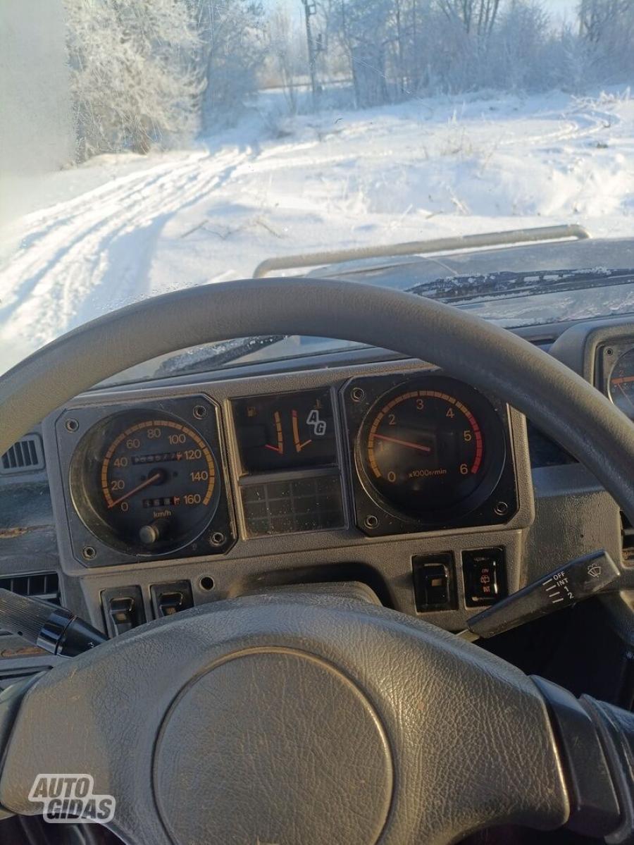Pelēks Mitsubishi Pajero 1992 Viļņa, ar dzinēja tilpumu 2.50 L un nobraukumu 400 tūkst. km par 2500 €, foto 12 vietnē AUTOMOTO.COM.LV