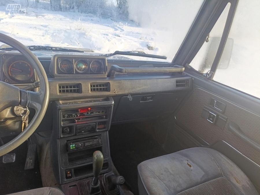 Pelēks Mitsubishi Pajero 1992 Viļņa, ar dzinēja tilpumu 2.50 L un nobraukumu 400 tūkst. km par 2500 €, foto 13 vietnē AUTOMOTO.COM.LV