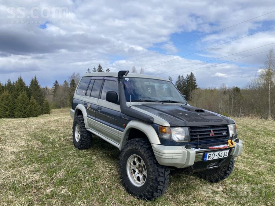 Pelēks Mitsubishi Pajero 1994 Alūksne, ar dzinēja tilpumu 2.50 L un nobraukumu 367 tūkst. km par 6500 €, foto 3 vietnē AUTOMOTO.COM.LV