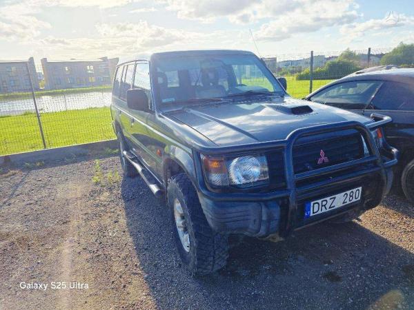 Pelēks Mitsubishi Pajero 1995 Kauņa, ar dzinēja tilpumu 2.84 L un nobraukumu 320 tūkst. km par 2800 €, foto 2 vietnē AUTOMOTO.COM.LV