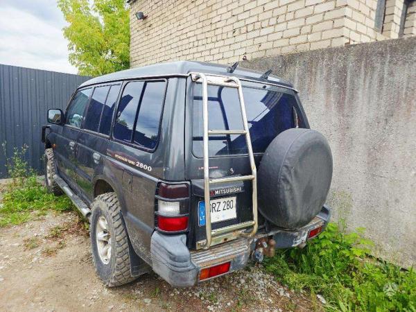 Pelēks Mitsubishi Pajero 1995 Kauņa, ar dzinēja tilpumu 2.84 L un nobraukumu 320 tūkst. km par 2800 €, foto 4 vietnē AUTOMOTO.COM.LV