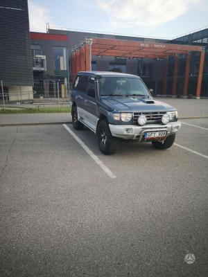 Pelēks Mitsubishi Pajero 1997 Viļņa, ar dzinēja tilpumu 2.84 L un nobraukumu 356 tūkst. km par 3500 €, foto  vietnē AUTOMOTO.COM.LV