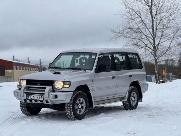 Pelēks Mitsubishi Pajero 1999 Viļņa, ar dzinēja tilpumu 2.84 L un nobraukumu 345 tūkst. km par 4750 €, foto 1 vietnē AUTOMOTO.COM.LV