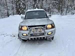 Pelēks Mitsubishi Pajero 2000 Viļņa, ar dzinēja tilpumu 3.20 L un nobraukumu 313 tūkst. km par 3799 €, foto  vietnē AUTOMOTO.COM.LV