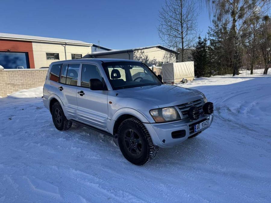 Pelēks Mitsubishi Pajero 2000 Kauņa, ar dzinēja tilpumu 3.20 L un nobraukumu 325 tūkst. km par 2600 €, foto 1 vietnē AUTOMOTO.COM.LV