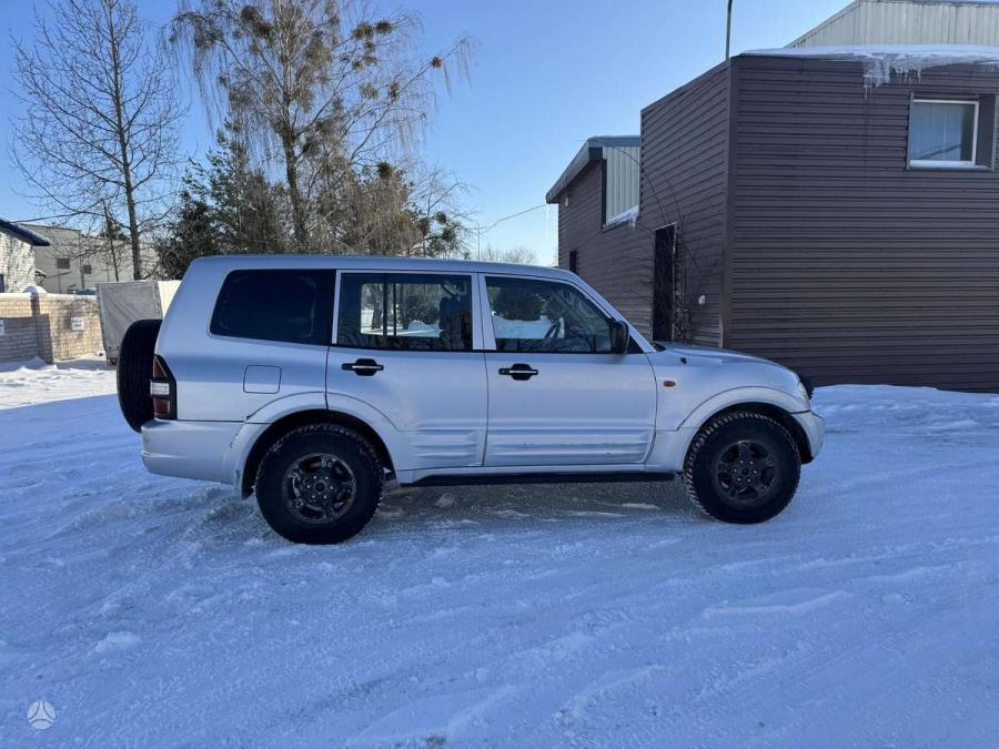 Grey Mitsubishi Pajero 2000 in Kaunas, with an engine capacity of 3.20 L and mileage of 325 thousand km for 2600 €, photo 2 on AUTOMOTO.COM.LV