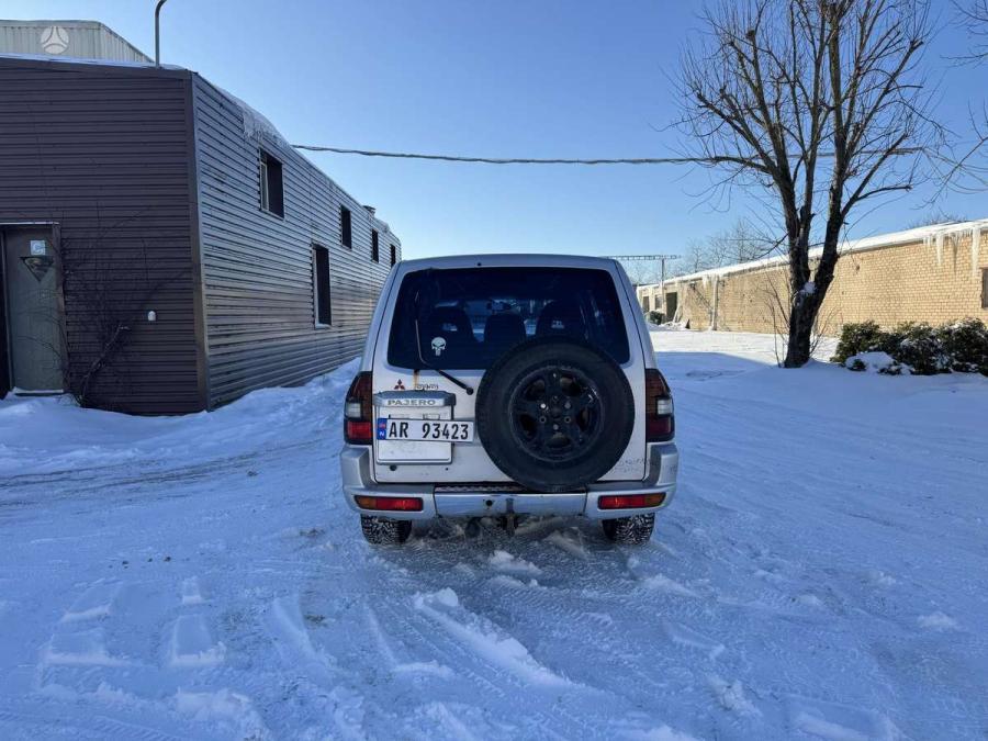 Grey Mitsubishi Pajero 2000 in Kaunas, with an engine capacity of 3.20 L and mileage of 325 thousand km for 2600 €, photo 4 on AUTOMOTO.COM.LV