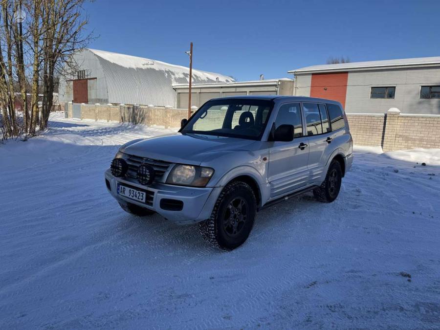 Grey Mitsubishi Pajero 2000 in Kaunas, with an engine capacity of 3.20 L and mileage of 325 thousand km for 2600 €, photo 7 on AUTOMOTO.COM.LV