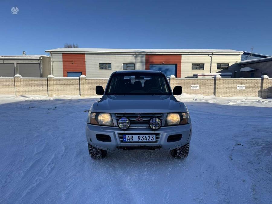 Grey Mitsubishi Pajero 2000 in Kaunas, with an engine capacity of 3.20 L and mileage of 325 thousand km for 2600 €, photo 8 on AUTOMOTO.COM.LV