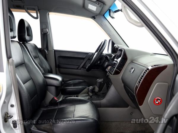 Pelēks Mitsubishi Pajero 2000 Tallina, ar dzinēja tilpumu 3.20 L un nobraukumu 339 tūkst. km par 2499 €, foto 6 vietnē AUTOMOTO.COM.LV