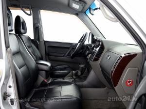 Pelēks Mitsubishi Pajero 2000 Tallina, ar dzinēja tilpumu 3.20 L un nobraukumu 339 tūkst. km par 2499 €, foto 7 vietnē AUTOMOTO.COM.LV